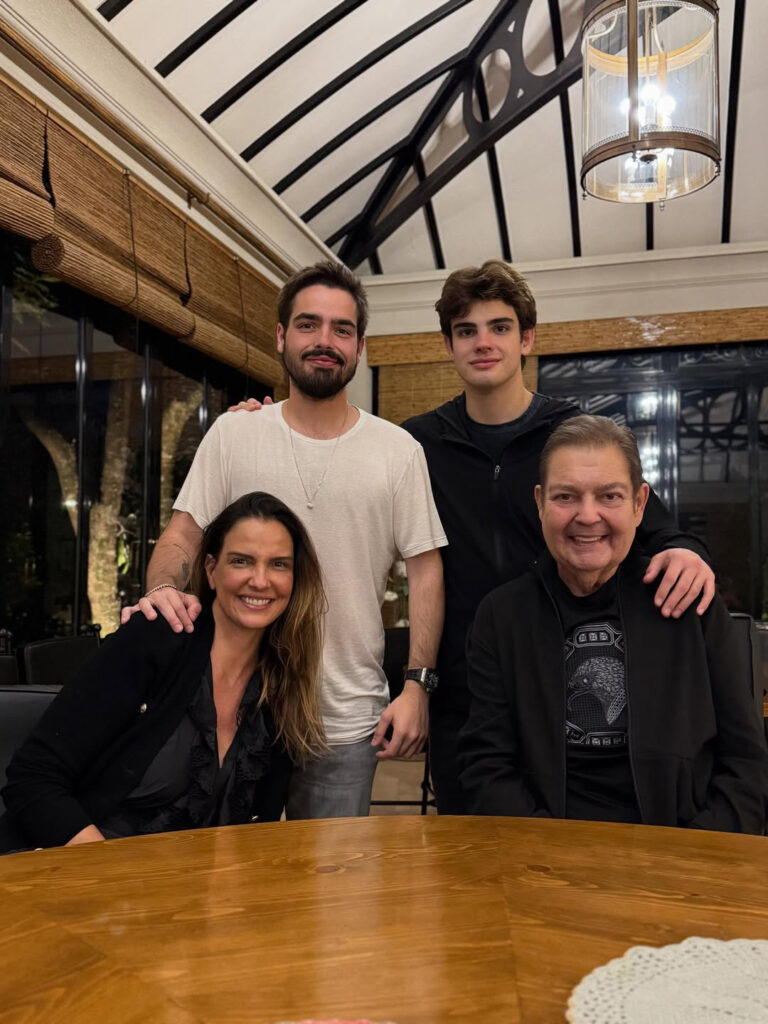 Faustão reaparece em foto inédita no aniversário de 24 anos de ...