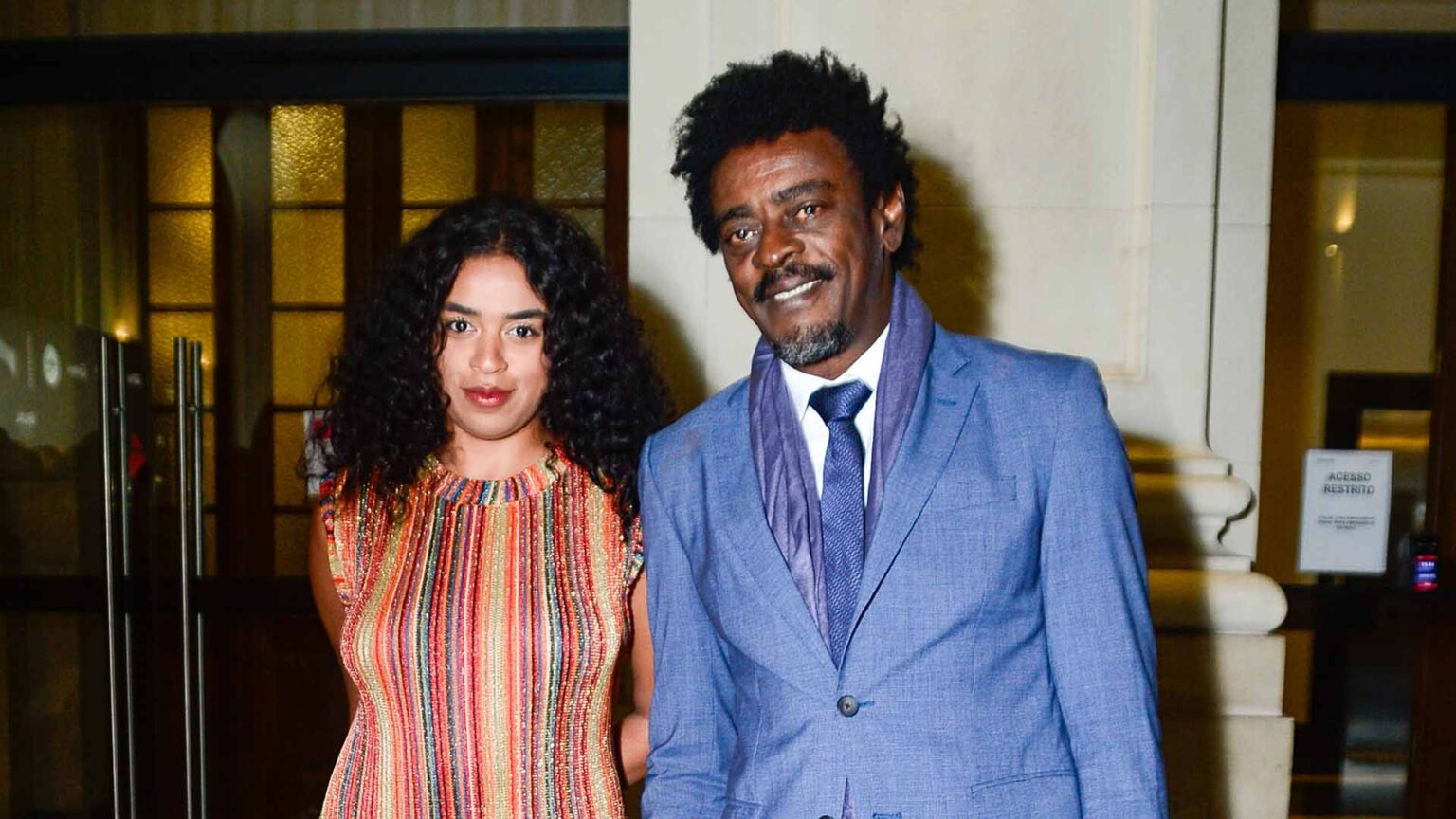 Seu Jorge faz rara aparição com a filha que segue seus passos na música ...