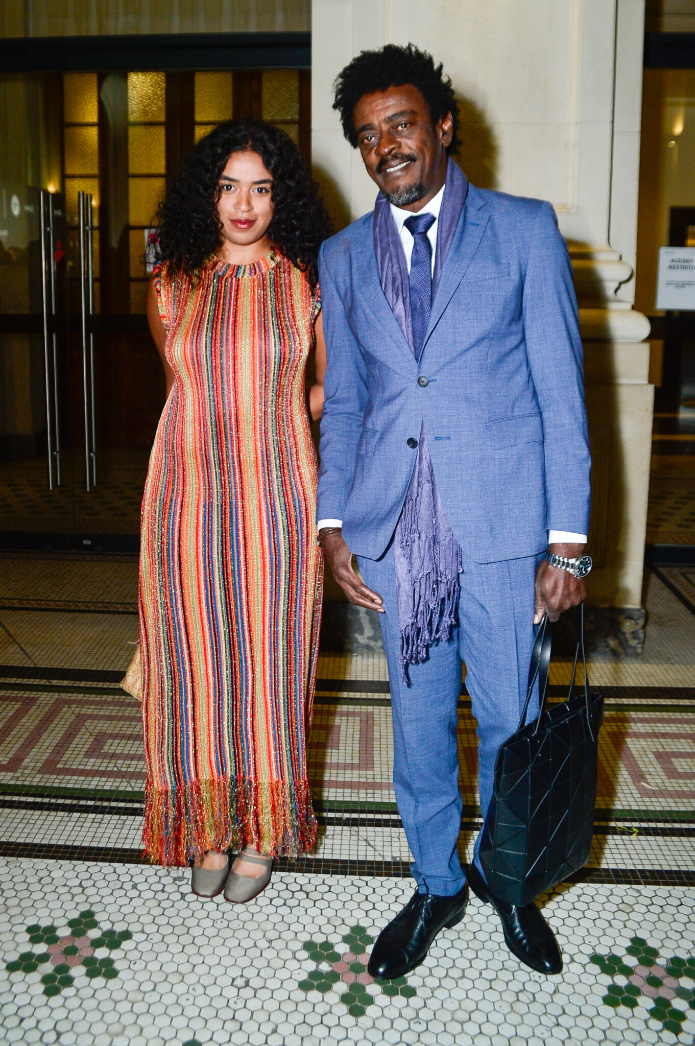 Seu Jorge faz rara aparição com a filha que segue seus passos na música ...