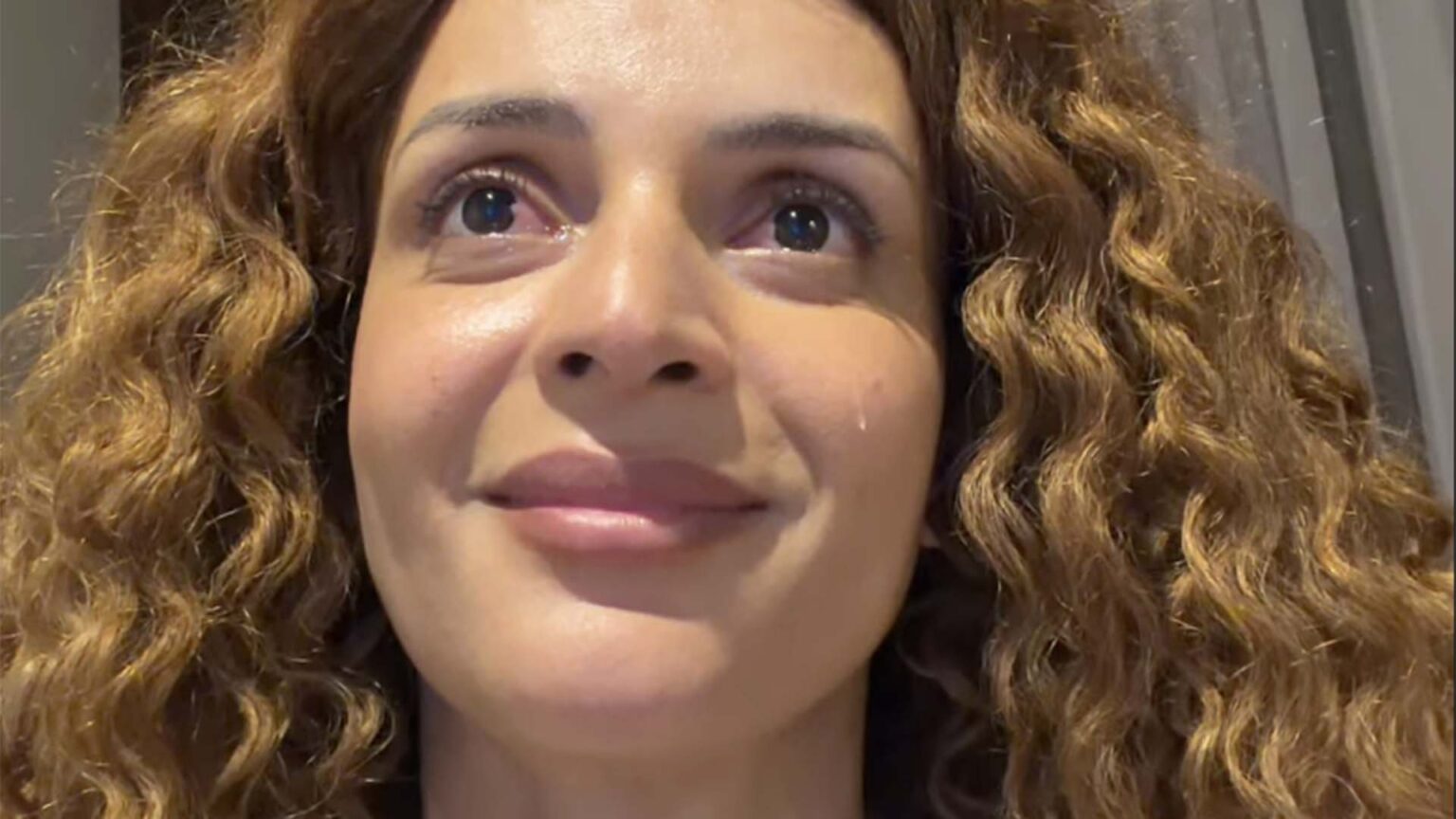 Gabriela Loran chora ao ver cena de Viviane e Leonardo em Três Graças ...