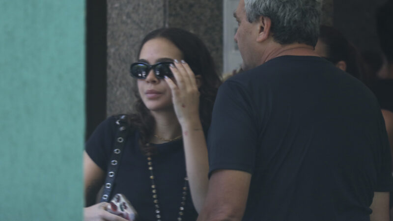 Mel Maia dá o último adeus para a mãe durante velório no RJ - CARAS Brasil