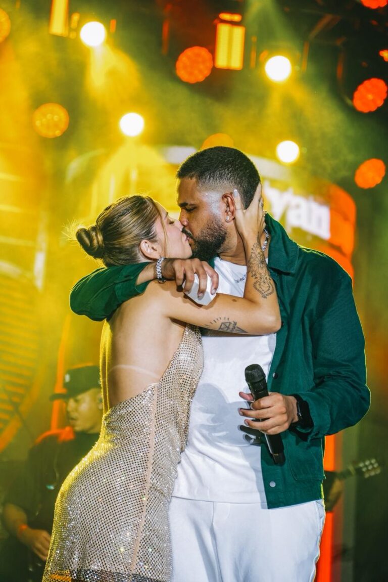 Yan pede a namorada em casamento durante show no RJ - CARAS Brasil