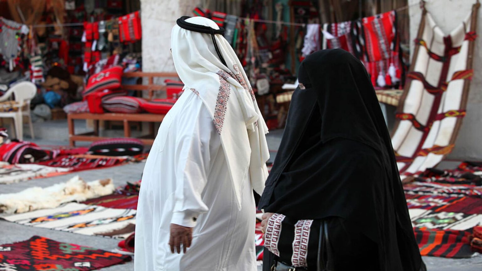 Como se vestir no Qatar? Conheça as regras de vestimentas do país árabe ...