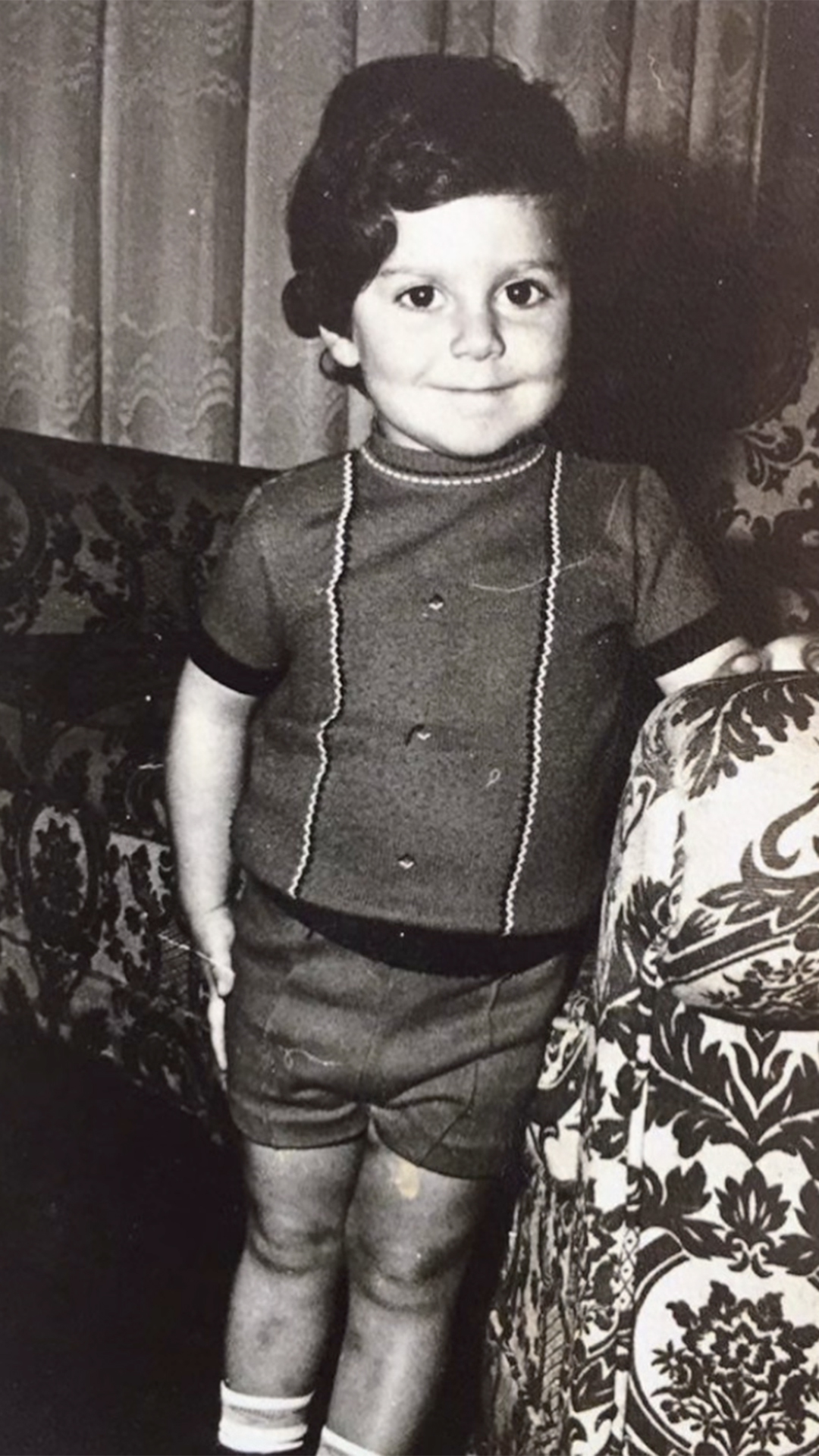 Quem é essa criança da foto? Ele chegou aos 56 anos hoje e é sucesso ...