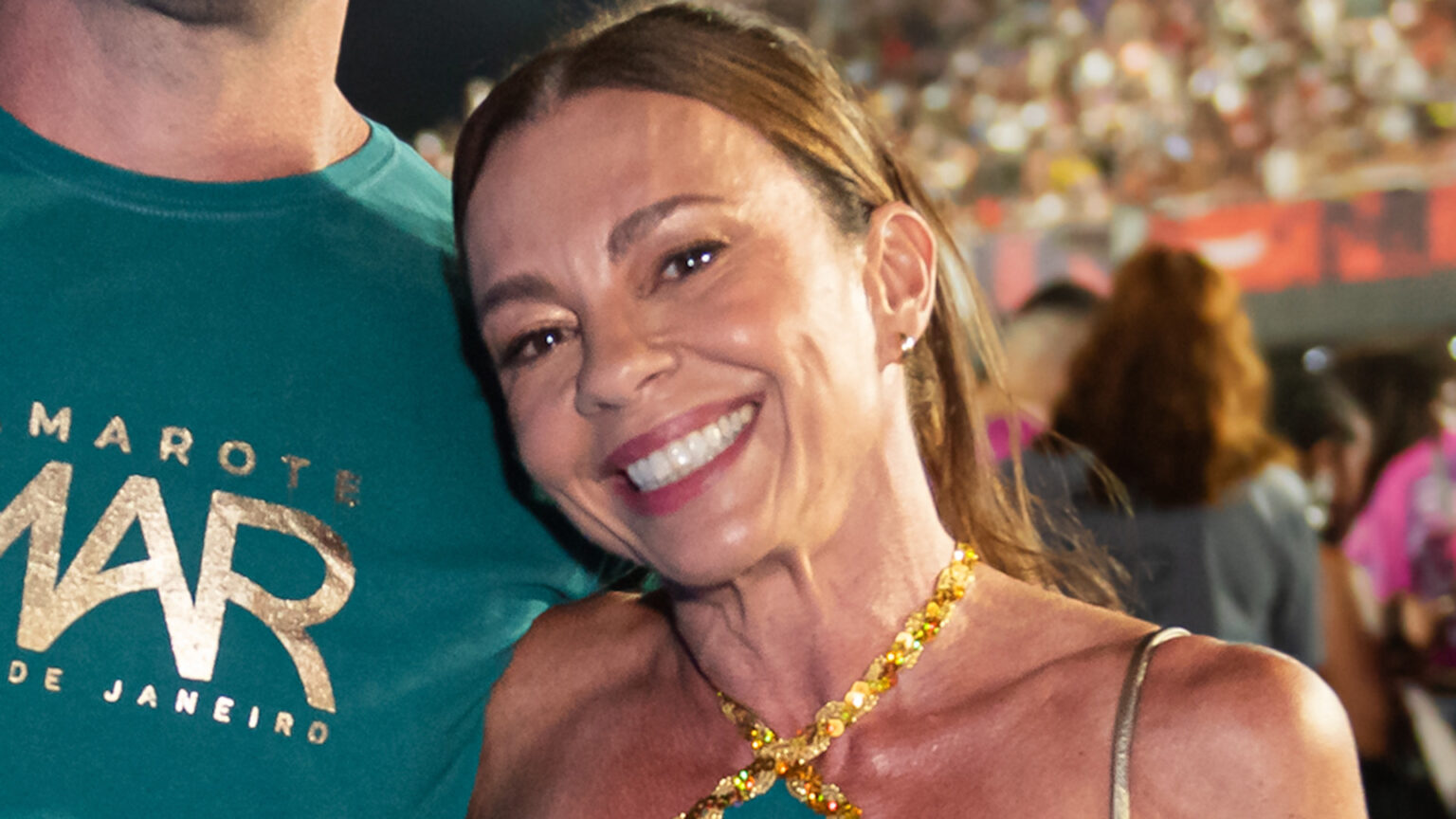 Aos 57 anos, Carla Marins faz rara aparição com o marido de 46 anos no ...