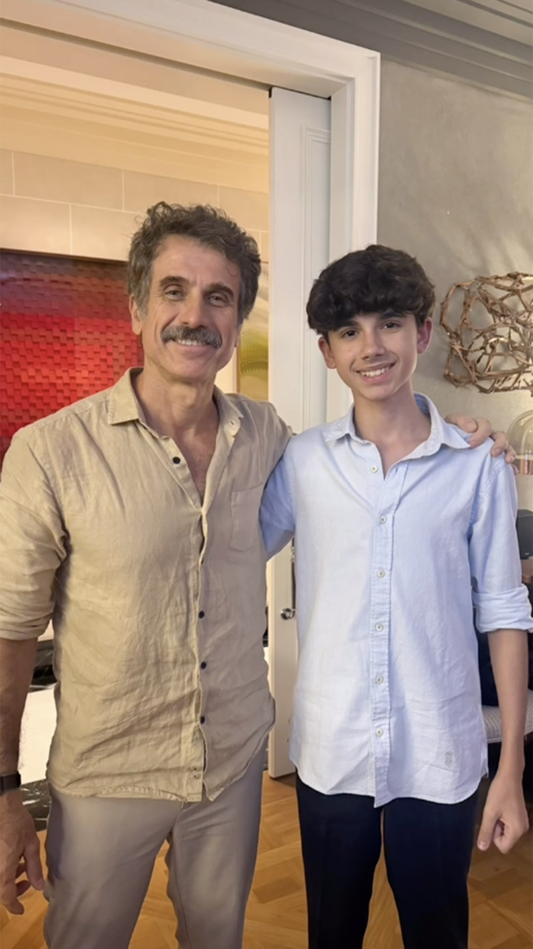 Filho de Eriberto Leão chega aos 15 anos e surge quase da altura do pai ...
