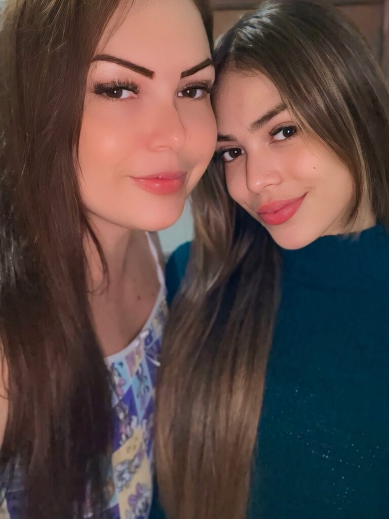 Mãe de Melody surge em foto rara com a cantora e semelhança impressiona ...