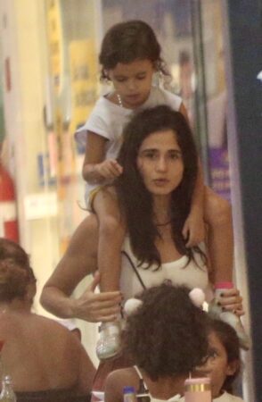 Nanda Costa faz rara aparição com as filhas gêmeas de 4 anos após ...