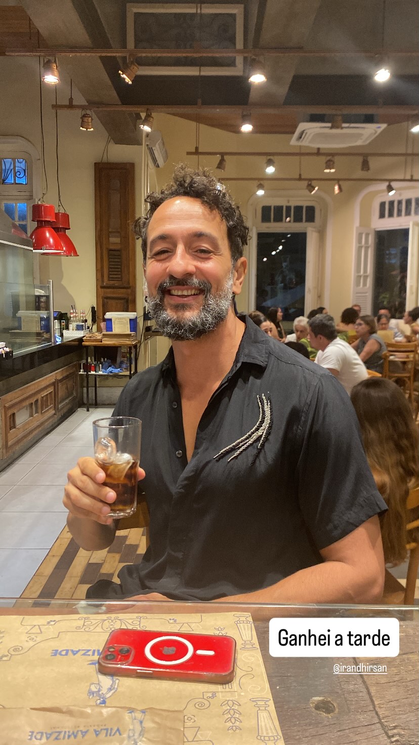 Aos 47 anos, ator que brilha na Globo vive romance há mais de uma ...