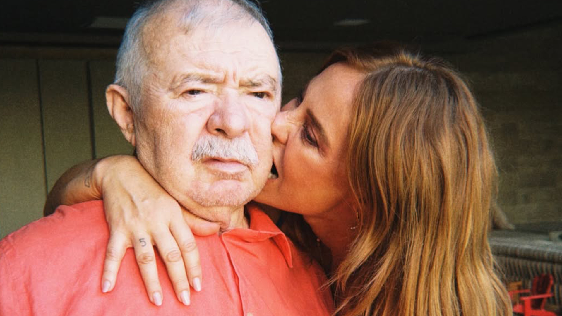 Paolla Oliveira exibe fotos inéditas com o pai, que tem condição sem ...