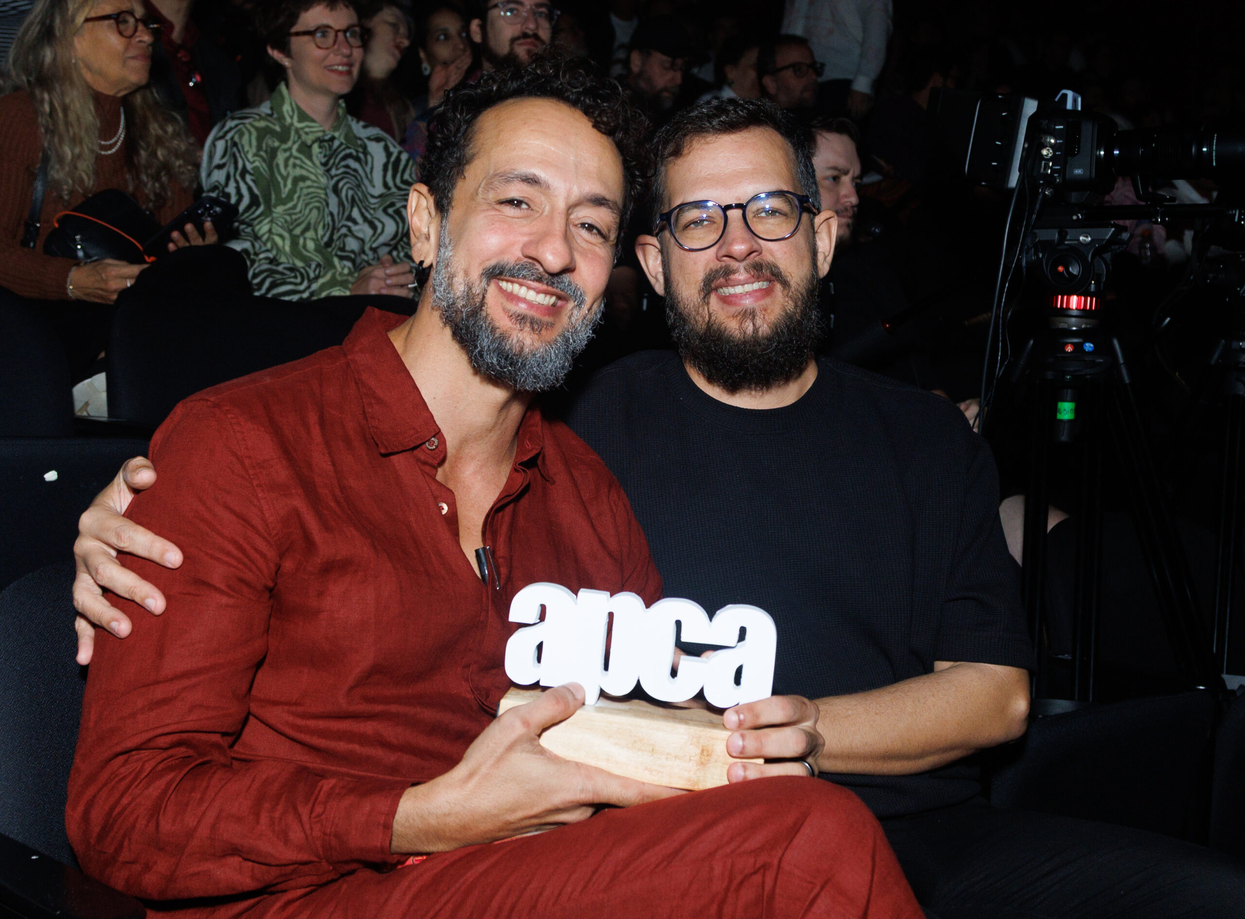 Aos 47 anos, galã da Globo faz rara aparição com o marido, que é ...