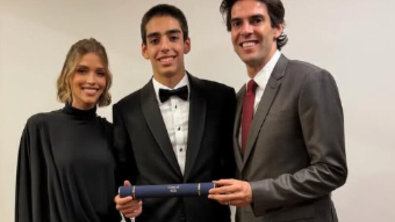 Kaká e Carol Celico comemoram a formatura do filho de 18 anos: 'Etapa ...