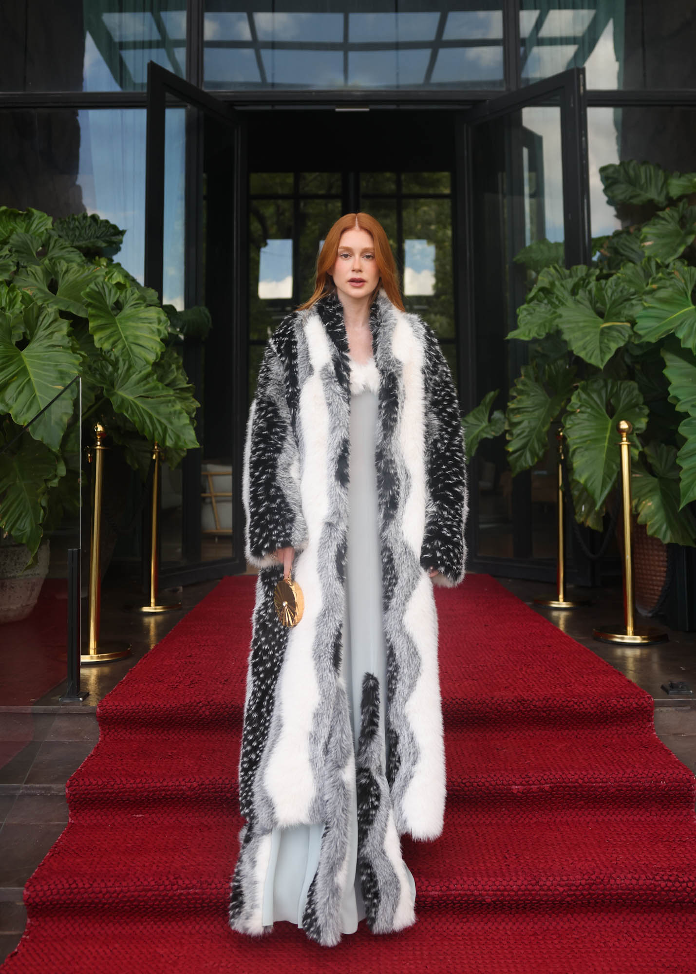 Marina Ruy Barbosa rouba a cena ao surgir com look rosa em rara ...