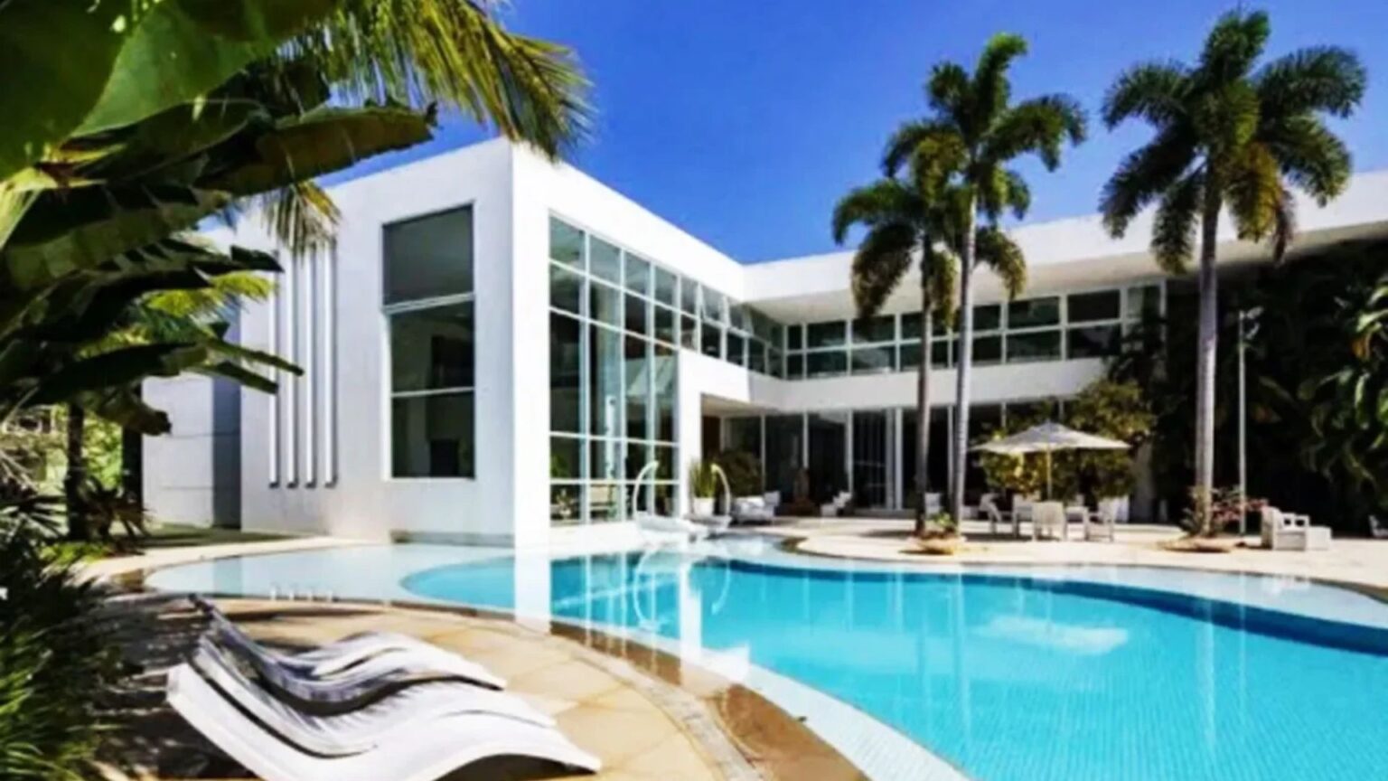 Com cinema e pássaros raros, mansão de Xuxa de R$ 45 milhões vira casa ...