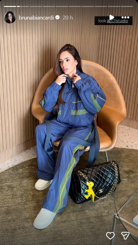 Aos 32 anos, esposa de jogador da Seleção embarca para os EUA com look ...