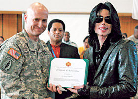 MICHAEL JACKSON EM BASE MILITAR NO JAPÃO - CARAS Brasil