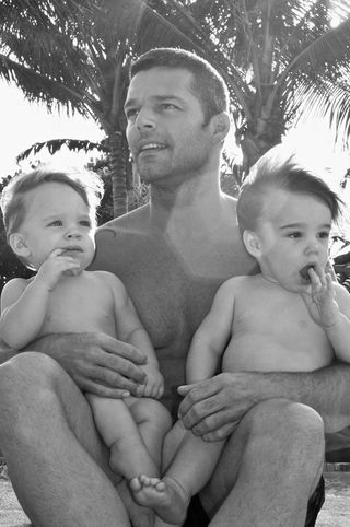 Ricky Martin: fotos dos gêmeos na praia - CARAS Brasil