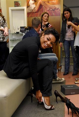 Juliana Alves e a paixão pelos sapatos - CARAS Brasil