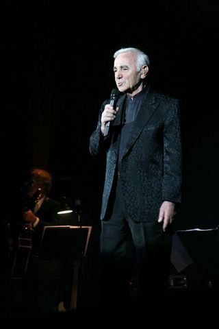 Aznavour encanta fãs em show de despedida - CARAS Brasil