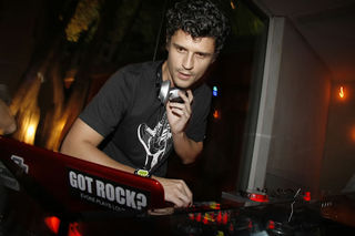 VJ Felipe Solari discoteca para vips - CARAS Brasil