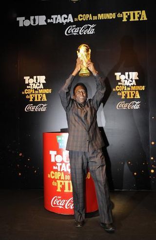 Pelé abre o Tour da Taça da Copa - CARAS Brasil