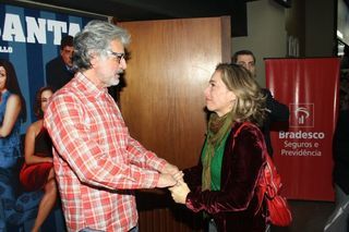 Cissa recebe carinho do ex, Raul - CARAS Brasil