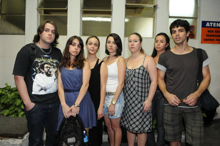 Elenco de peça infantil homenageia Cibele Dorsa em São Paulo - CARAS Brasil