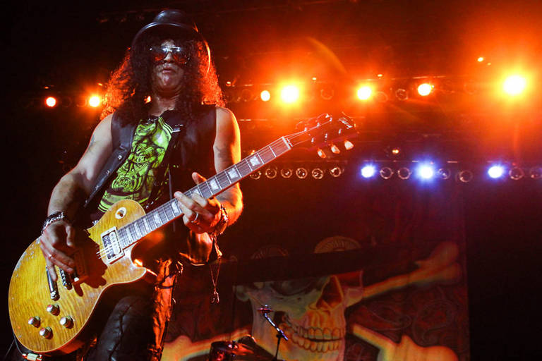 Slash faz show eletrizante em São Paulo - CARAS Brasil