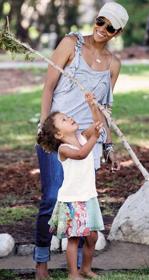 Halle Berry e a fofa Nahla - CARAS Brasil