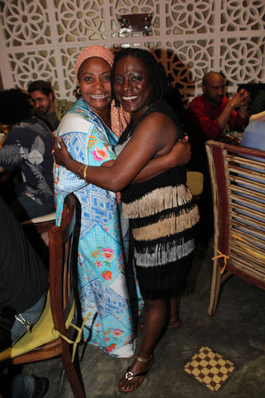 Sharon Jones experimenta comida baiana - CARAS Brasil