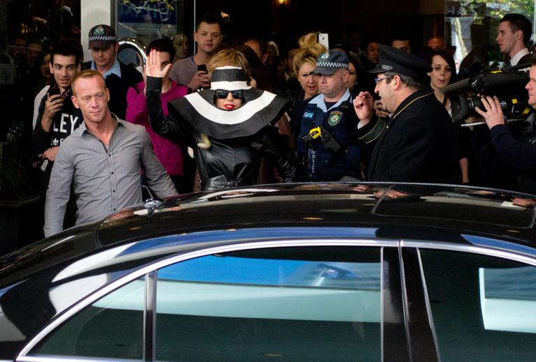 Lady Gaga exibe chapéu exótico - CARAS Brasil