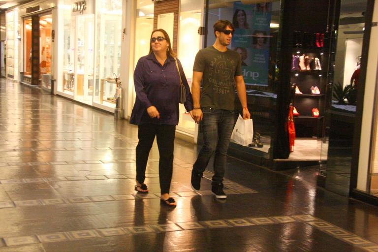 Com chuva, vips vão ao shopping no Rio - CARAS Brasil
