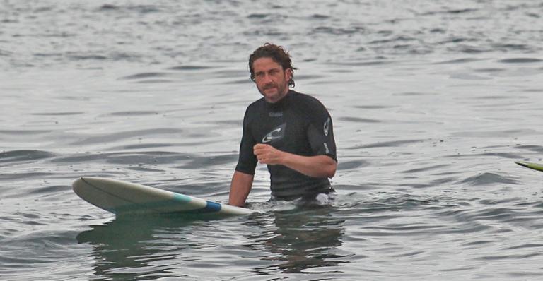 Gerard Butler não sai mais da praia - CARAS Brasil