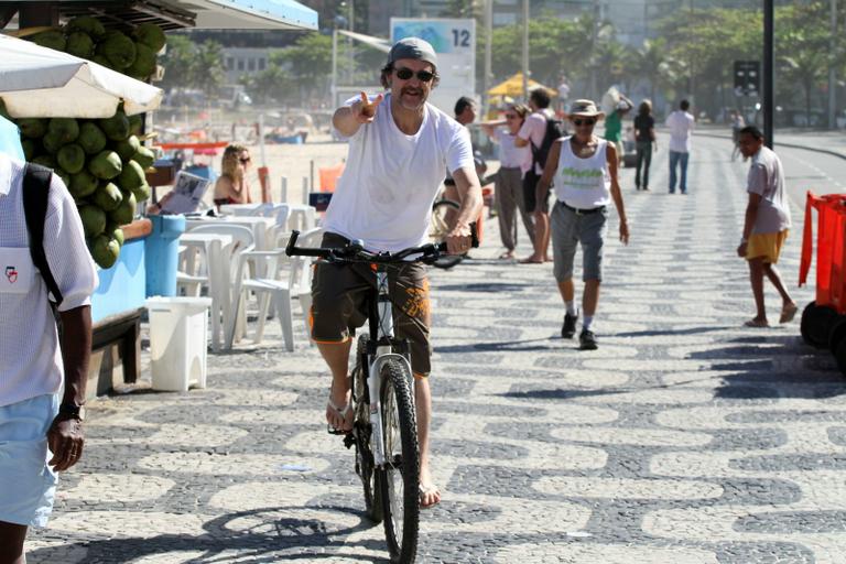 Calloni pedala pela praia do Leblon - CARAS Brasil