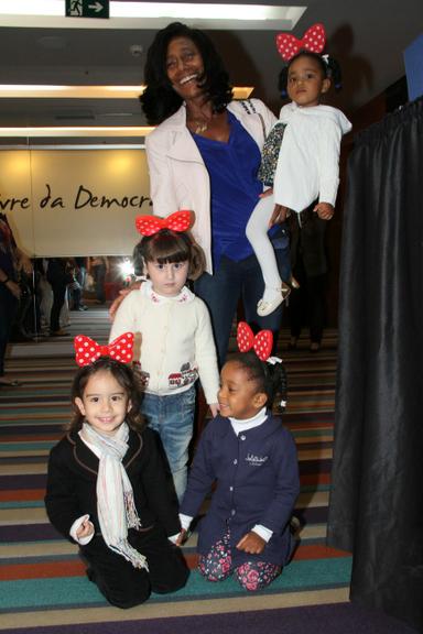 Glória Maria e filhas em peça da Disney - CARAS Brasil
