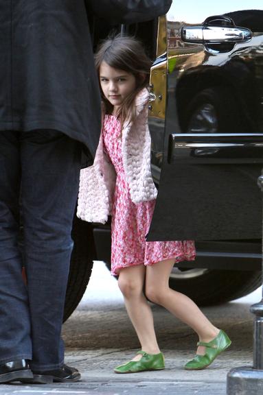 Suri Cruise não quer ser fotografada - CARAS Brasil