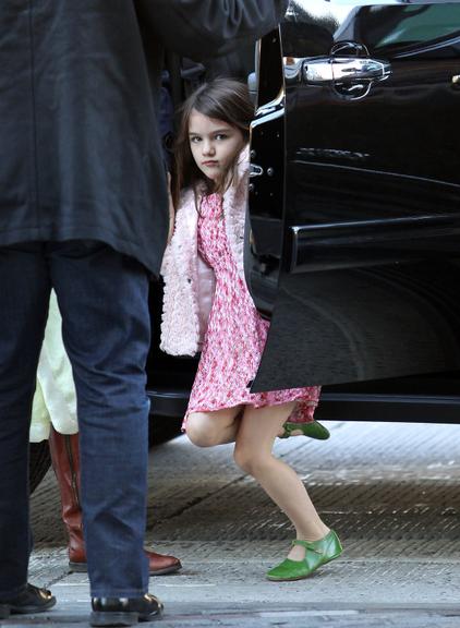 Suri Cruise não quer ser fotografada - CARAS Brasil