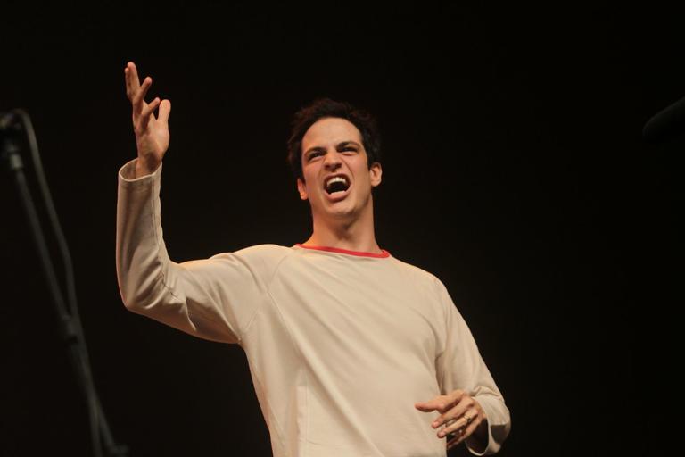 Mateus Solano participa de show de humor no Rio de Janeiro - CARAS Brasil