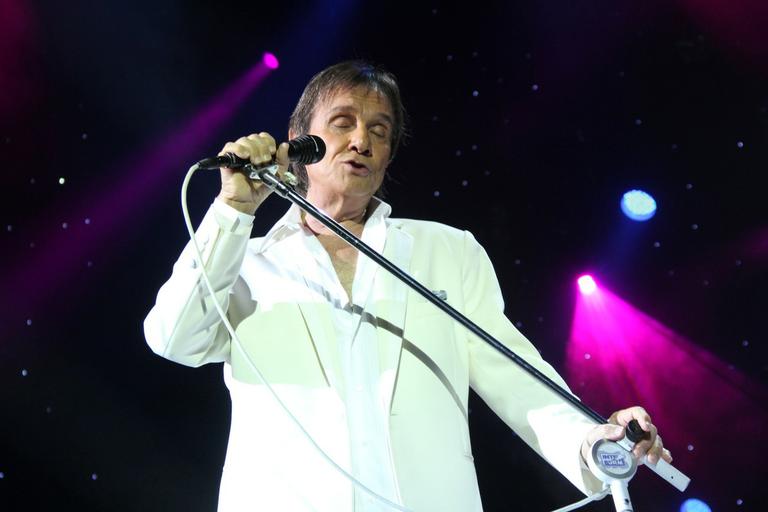 Ana Botafogo prestigia show de Roberto Carlos no Rio - CARAS Brasil