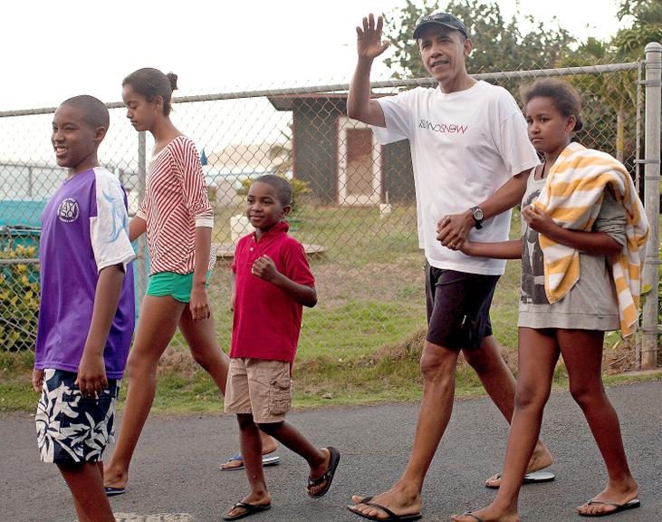Com bermuda e chinelo, Obama descansa ao lado das filhas no Havaí ...
