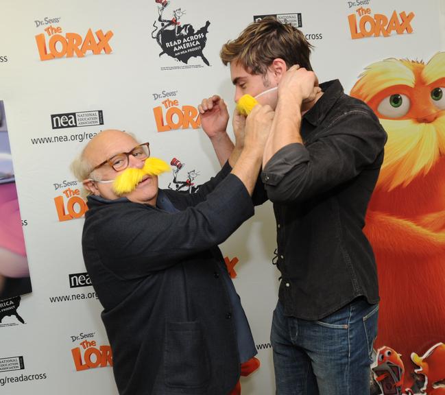 Danny DeVito e Zac Efron posam com bigodões para promover filme - CARAS ...