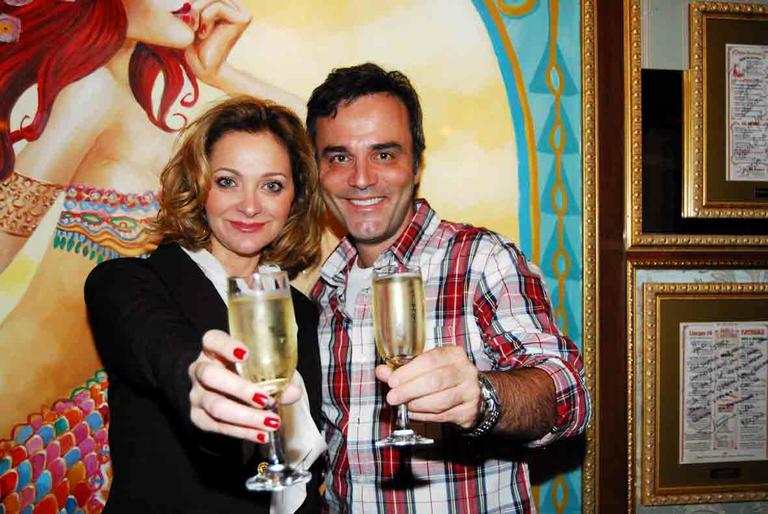 Alexandra Richter e Marcelo Valle comemoram 3 anos em cartaz - CARAS Brasil
