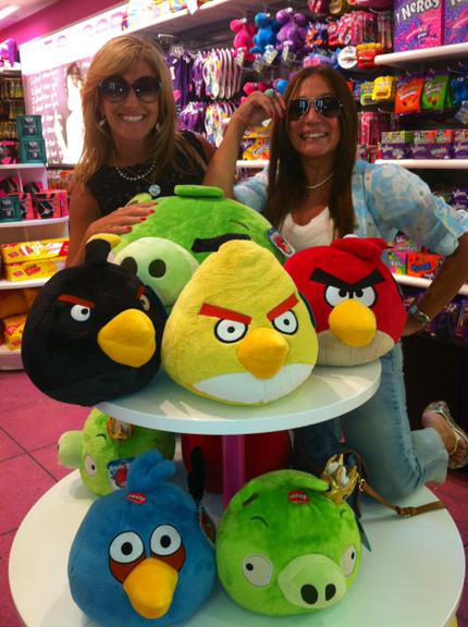 Susana Vieira se encanta com pelúcias do 'Angry Birds' - CARAS Brasil