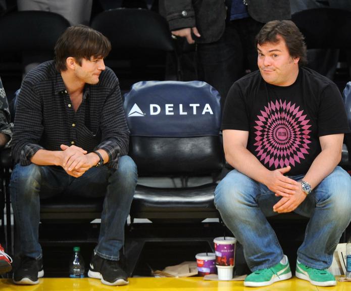 Ashton Kutcher e Jack Black fingem não olhar para as líderes de torcida ...