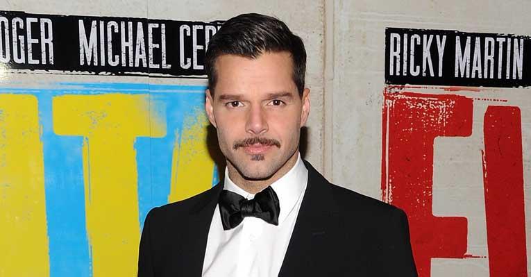 A elegância de Ricky Martin na estreia do musical 'Evita' - CARAS Brasil