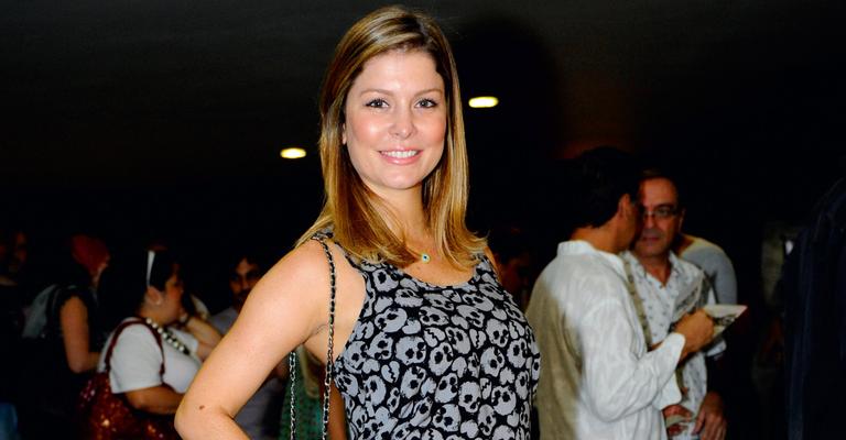 Bárbara Borges vai a espetáculo sem o namorado - CARAS Brasil