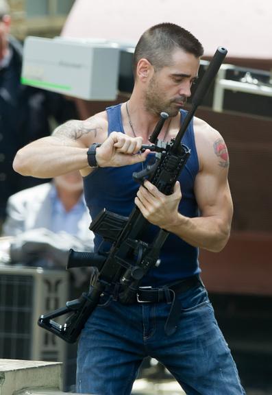 Colin Farrell exibe boa forma em set de filmagens - CARAS Brasil