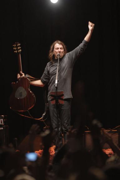 Lenine leva seu show 'Chão' ao interior paulista - CARAS Brasil