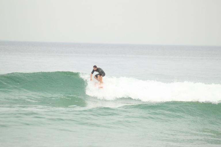 Mario Frias mostra manobras no surfe - CARAS Brasil