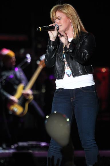 Kelly Clarkson homenageia Jacksons durante show em São Paulo - CARAS Brasil